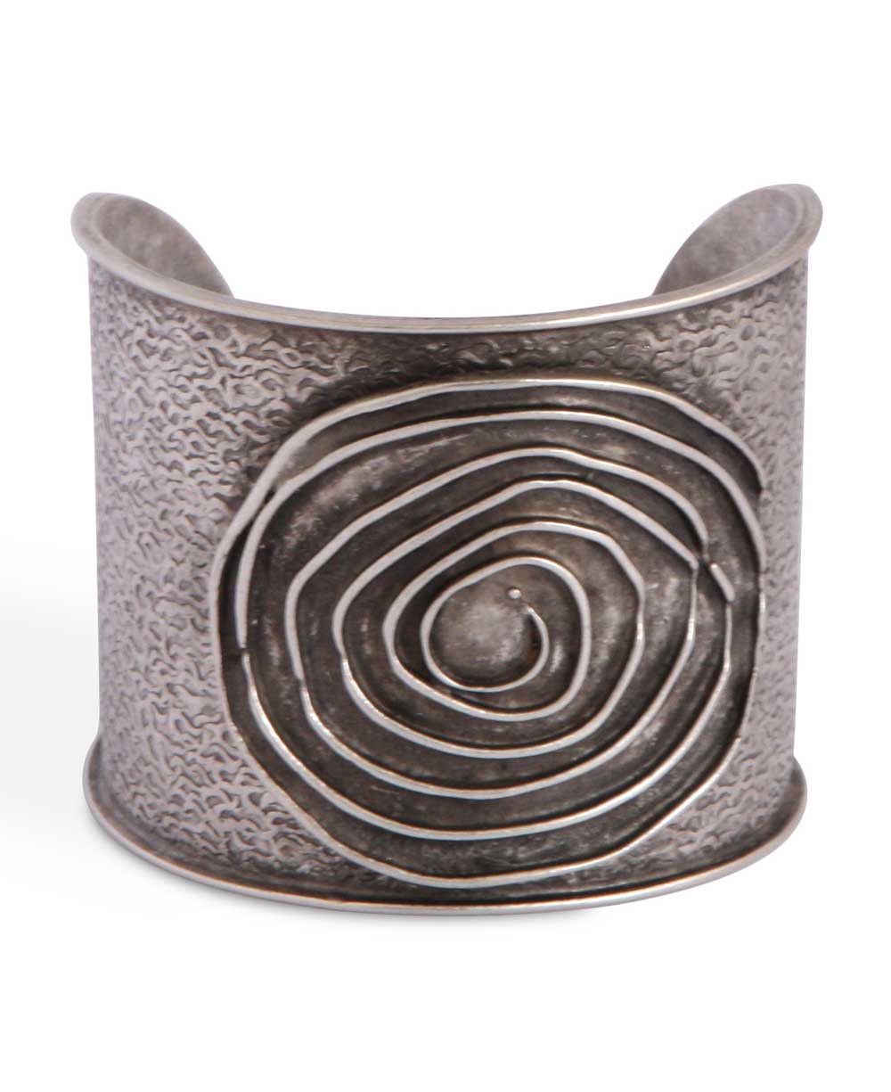 Modern Turkish Cuff Bracelet with Artistic Reliefs – Cultural Elements
