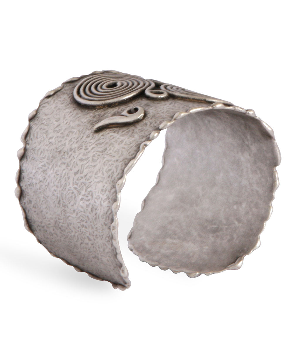 Modern Turkish Cuff Bracelet with Artistic Reliefs – Cultural Elements