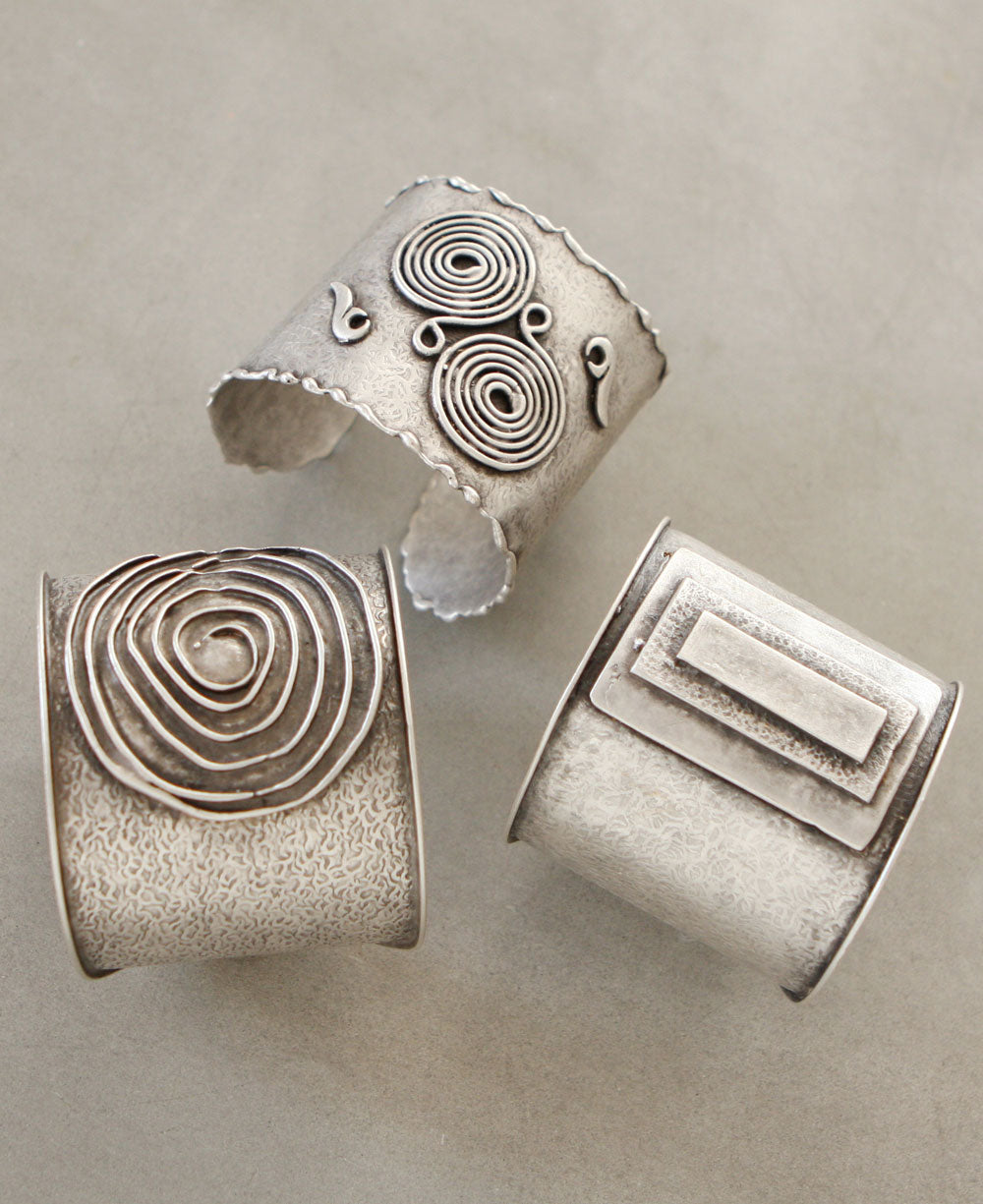 Modern Turkish Cuff Bracelet with Artistic Reliefs – Cultural Elements